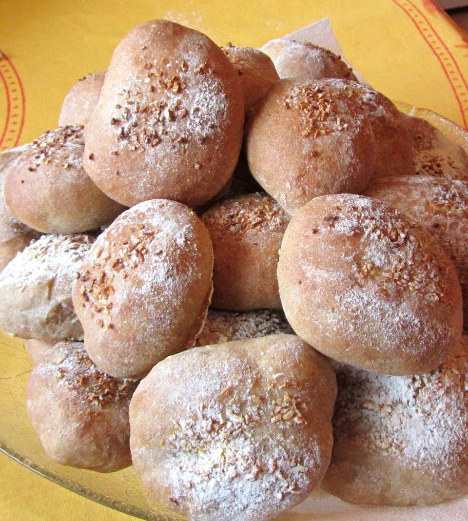 Traditional French Pistolets - Little Onion and Rye Bread Rolls Recipe ...
