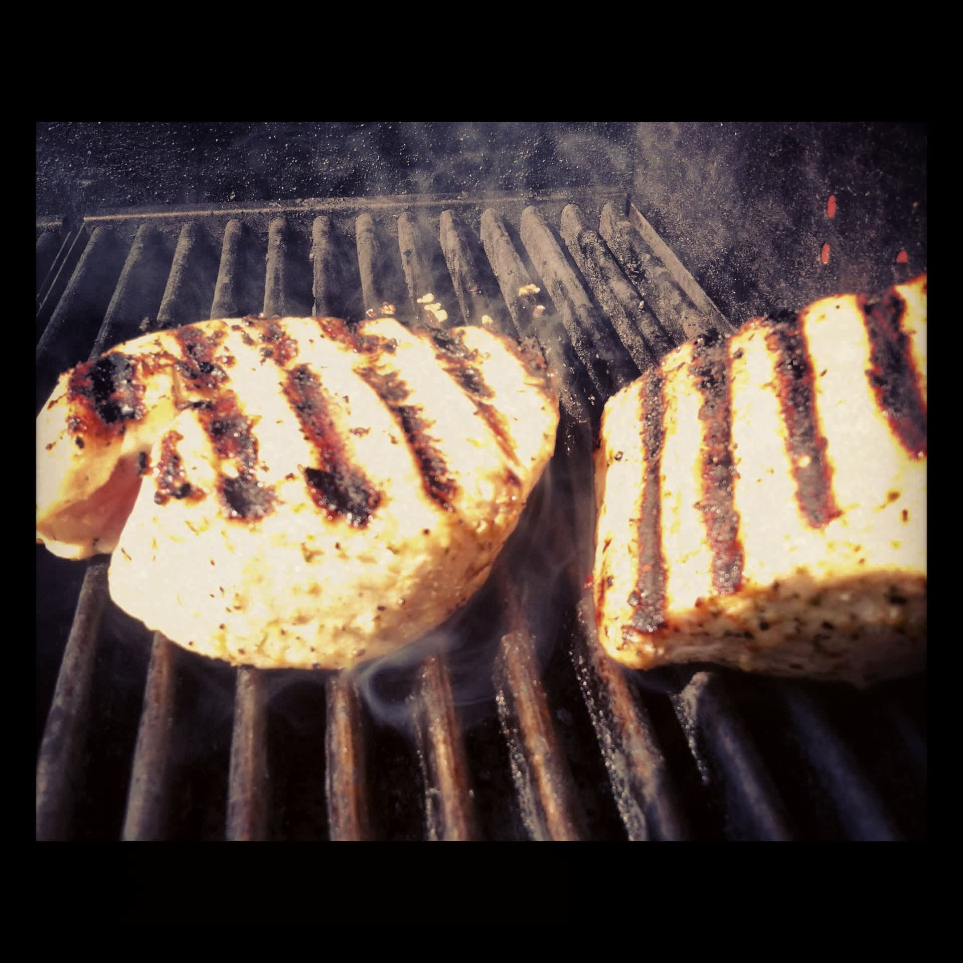 How Long to Grill Tuna Steaks on Gas Grill: Perfect Timing Guide
