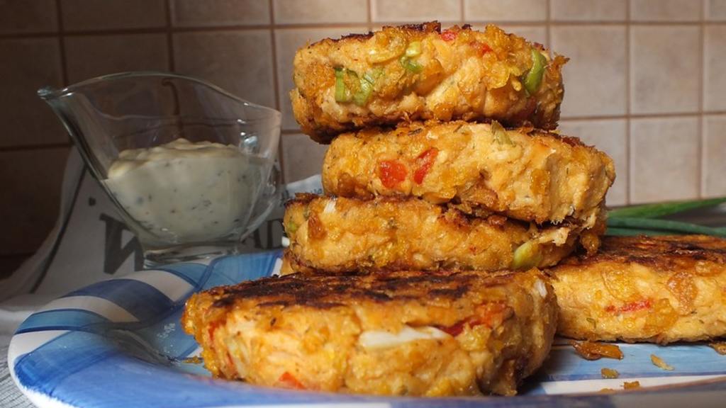 Slammin' Salmon Crunchy Cakes With Gayla Sauce Recipe - Food.com