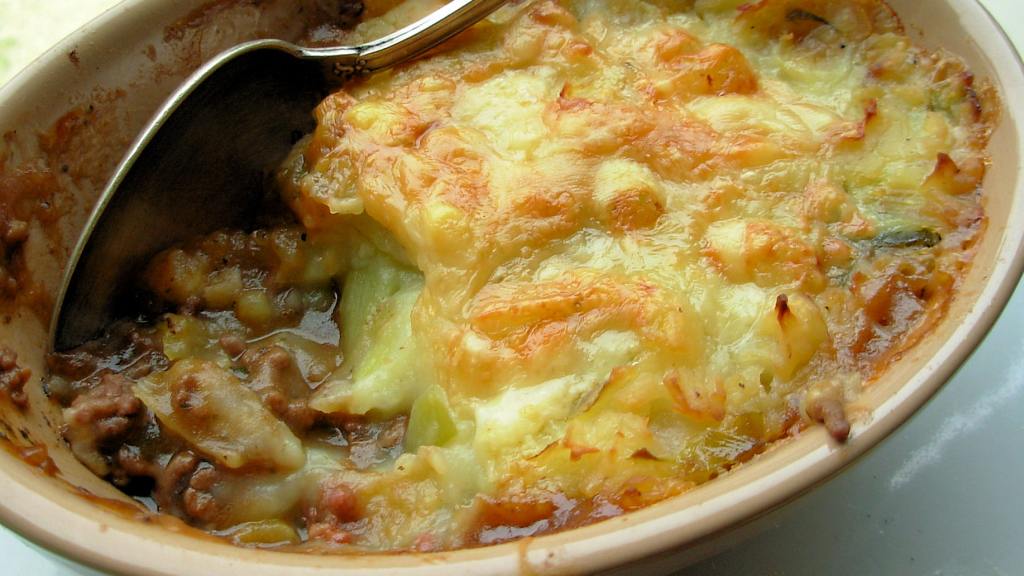 Traditional English Cottage Pie With Cheese and Leek Topping Recipe ...