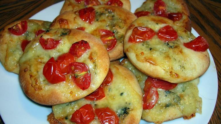 Pizzettes With Gorgonzola, Tomato and Basil Recipe - Food.com