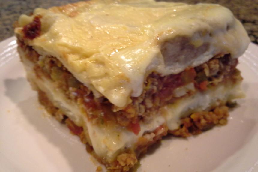 Classic Lasagna With Meat Sauce, Tomatoes and Bechamel Sauce ( L Recipe ...