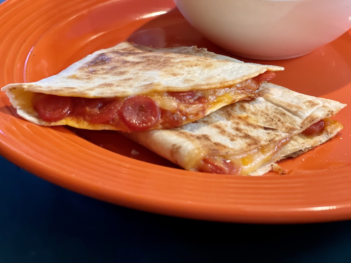 how to make pepperoni pizza quesadillas