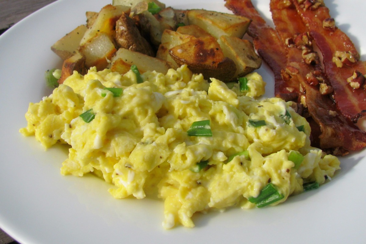 how to cook onion with scrambled egg
