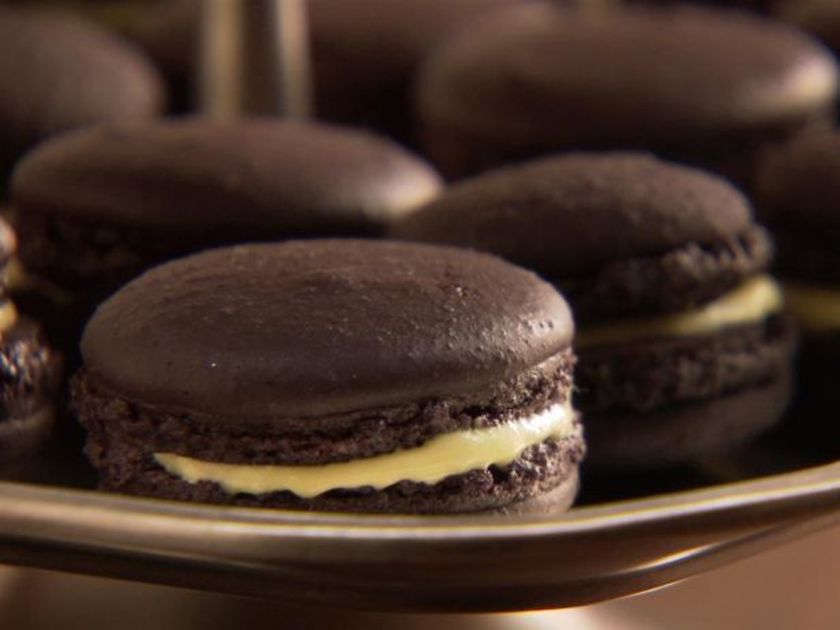 how to make black macarons